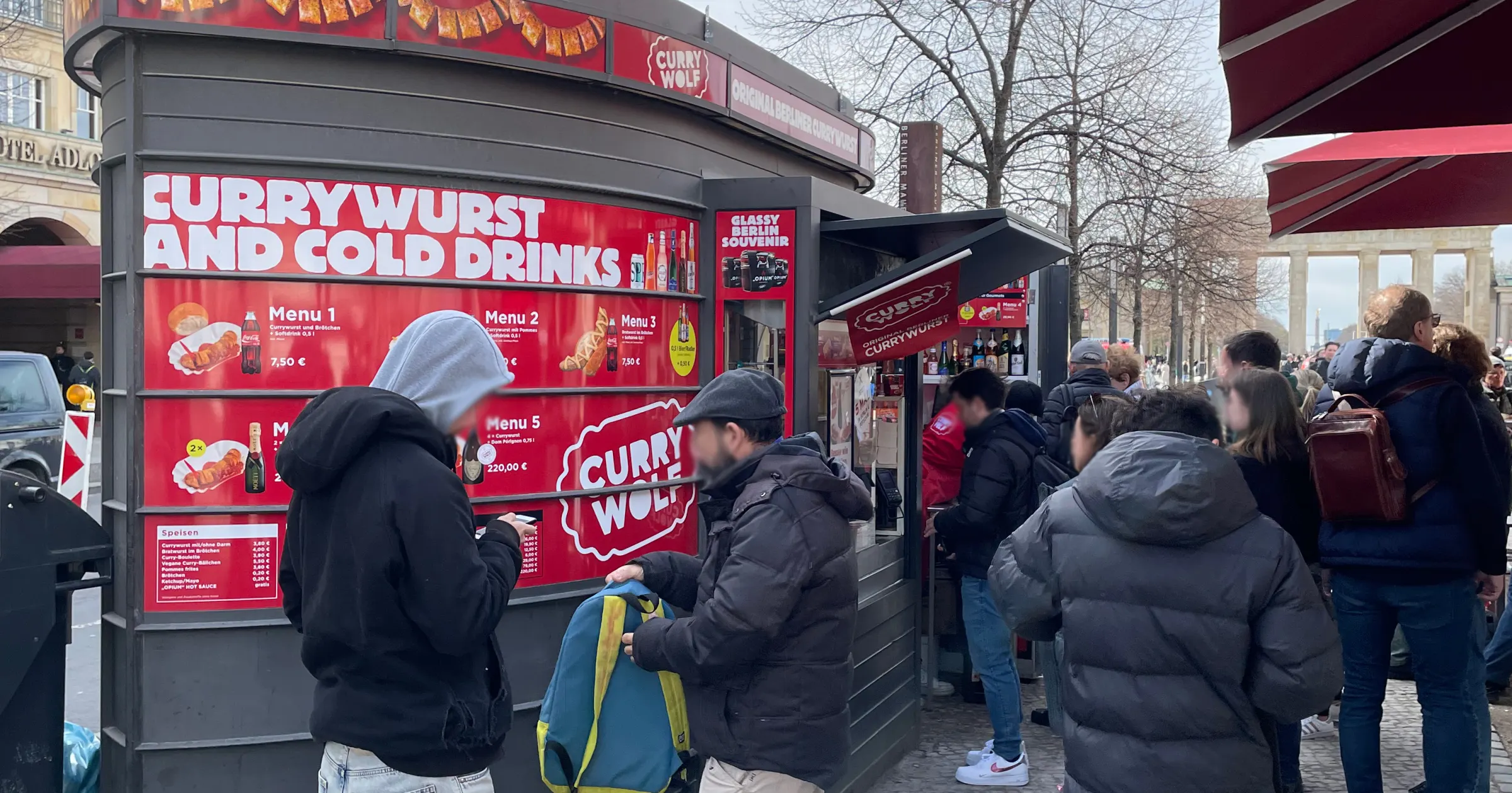 CURRY WOLF am Brandenburger Tor Mitte, Brandenburger Tor | Currywurst ...